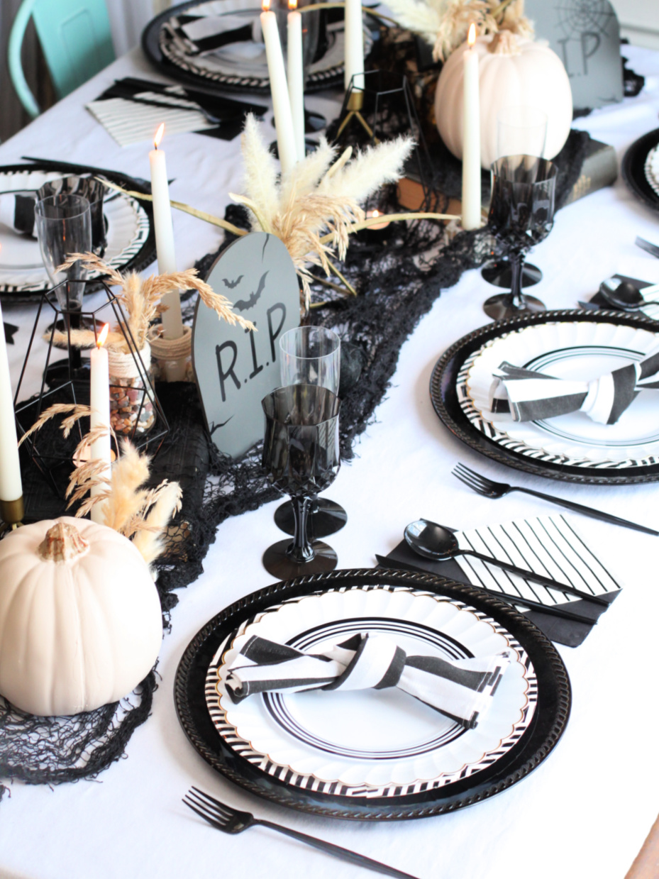 23 Dark and Dreamy Halloween Table Settings for a Gothic Vibe - Mekardo