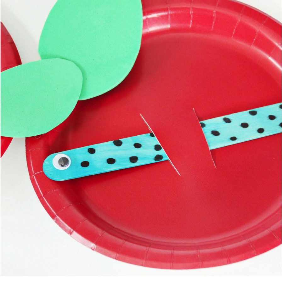 Apple & Worm Paper Plate Craft | Fun365