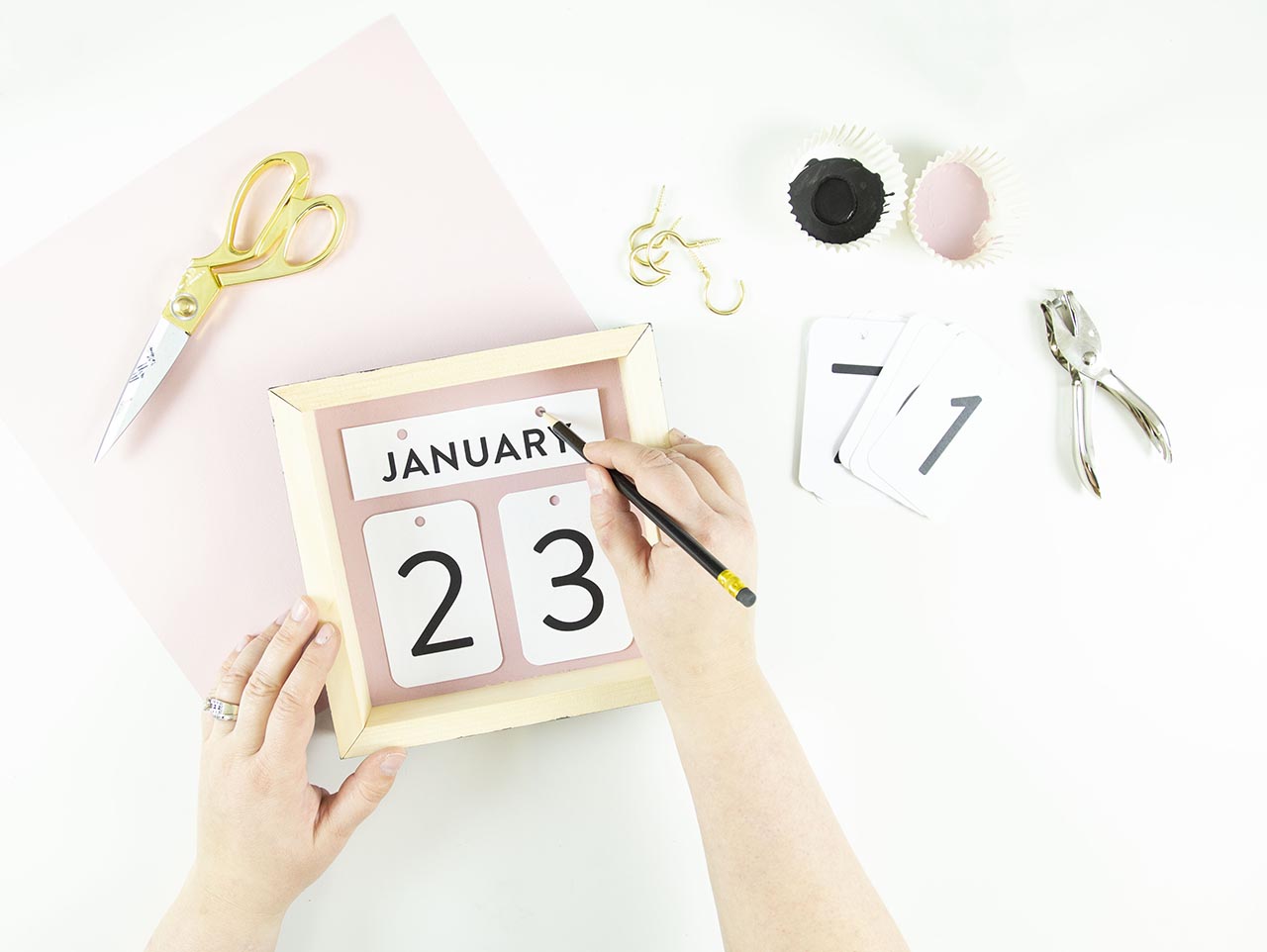 DIY Modern Desk Calendar | Fun365
