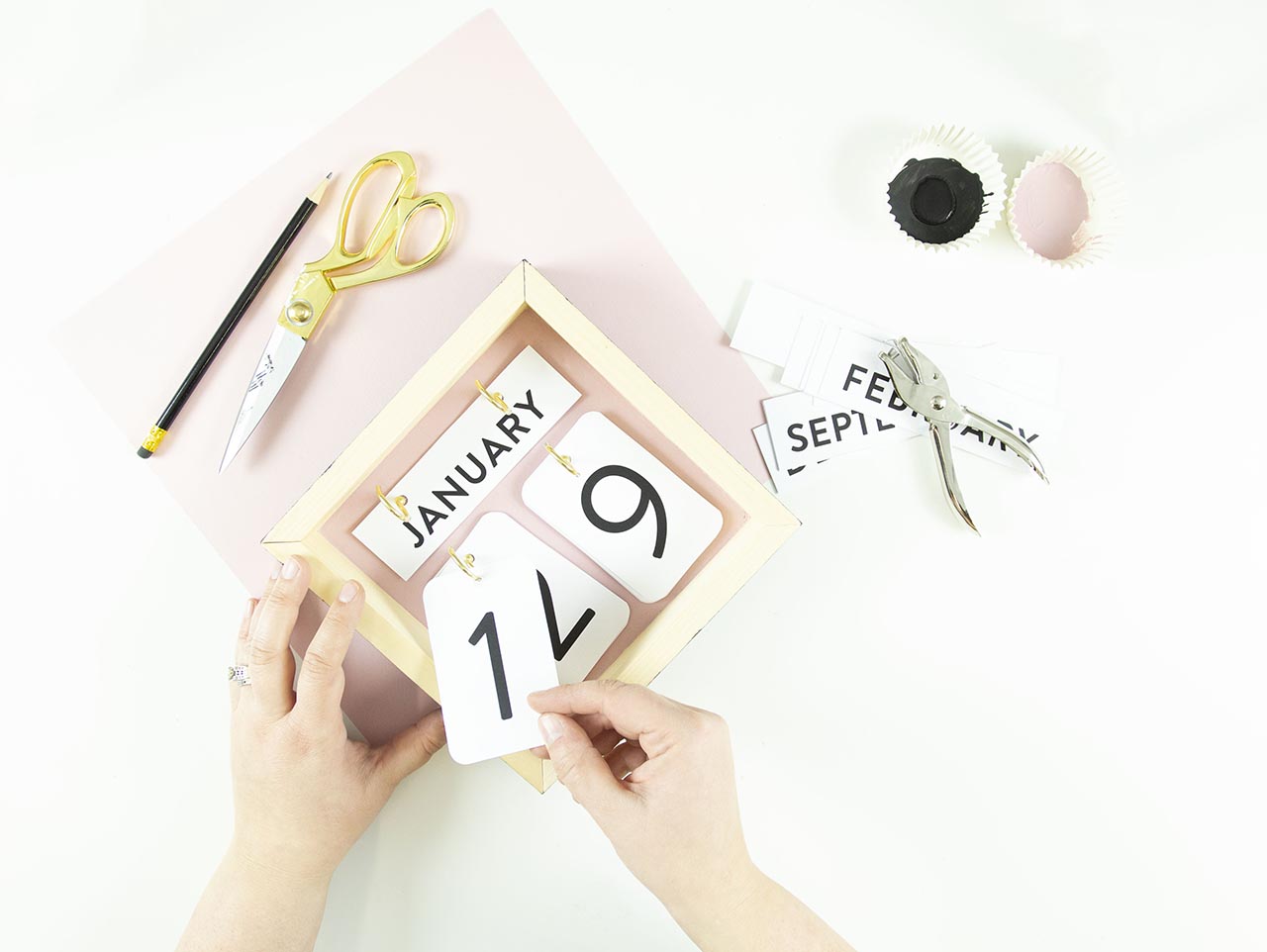 DIY Modern Desk Calendar | Fun365